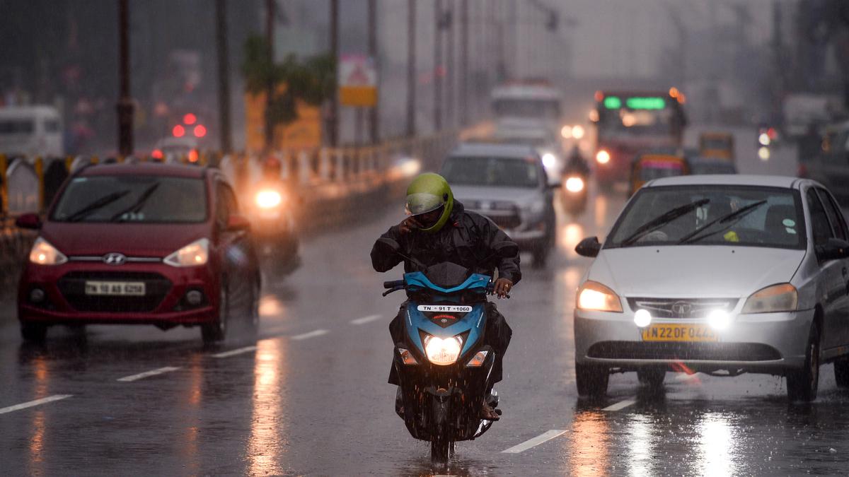 Cara Merawat Sepeda Motor saat Musim Hujan, Cek Kondisi Ban hingga Busi - Ragam Bola.com