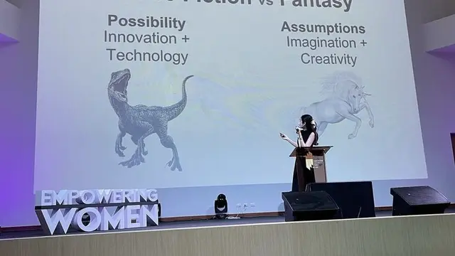 8 Potret Transgender Cantik Nong Poy Berbalut Jubah Lab, Ternyata ...