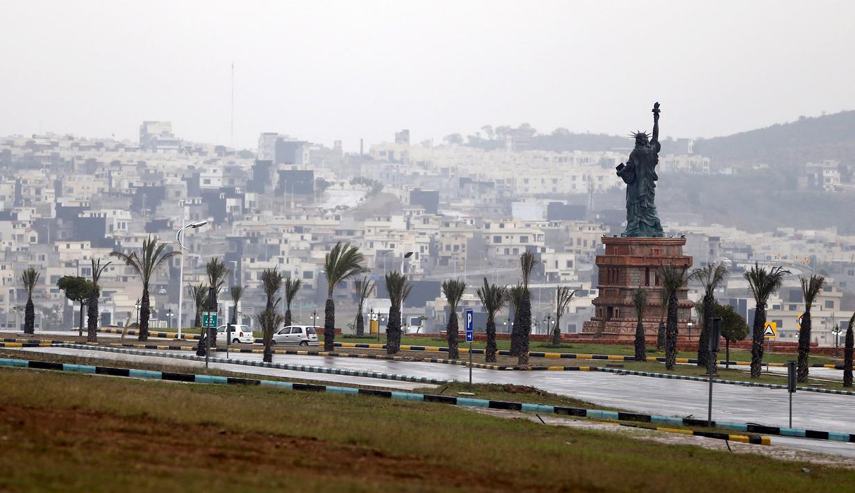 Memandangi Kembaran Menara Eiffel di Pakistan - Foto Liputan6.com