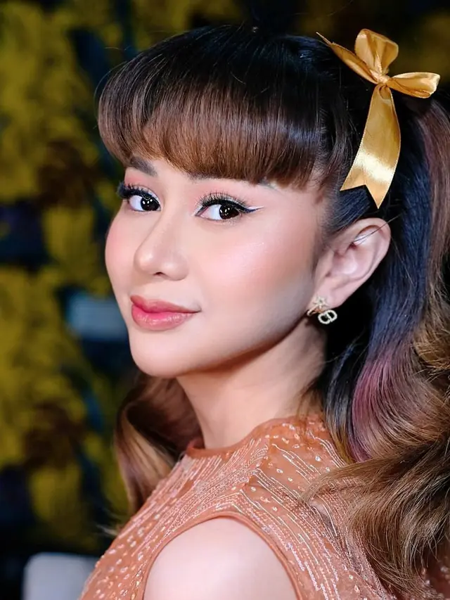 Denise Chariesta Menangis Sambil Klarifikasi Konten Edukasi Menyusui yang Viral di Twitter ...