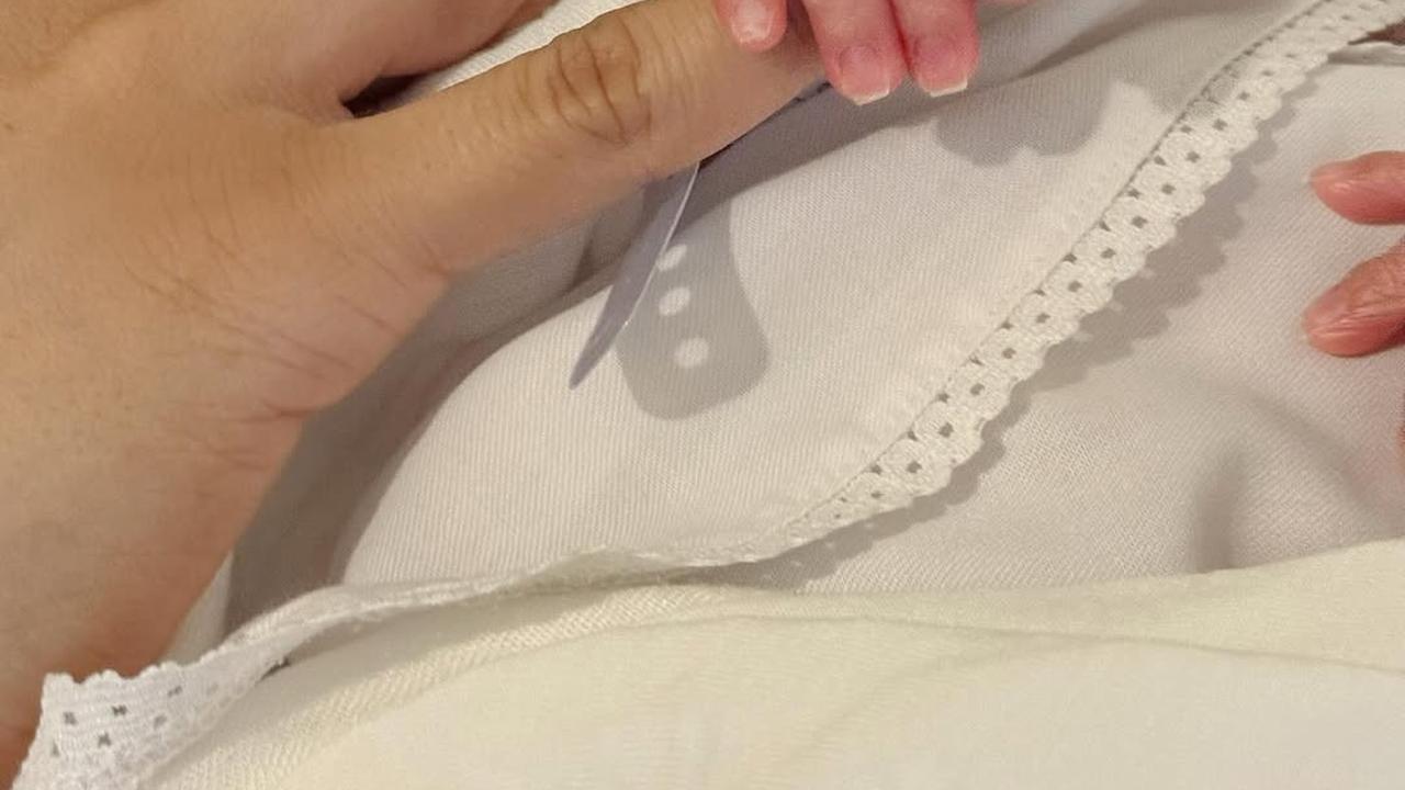 Erika Carlina Lahirkan Bayi Laki-Laki Hari Ini, Tampilkan Foto Tangan ...