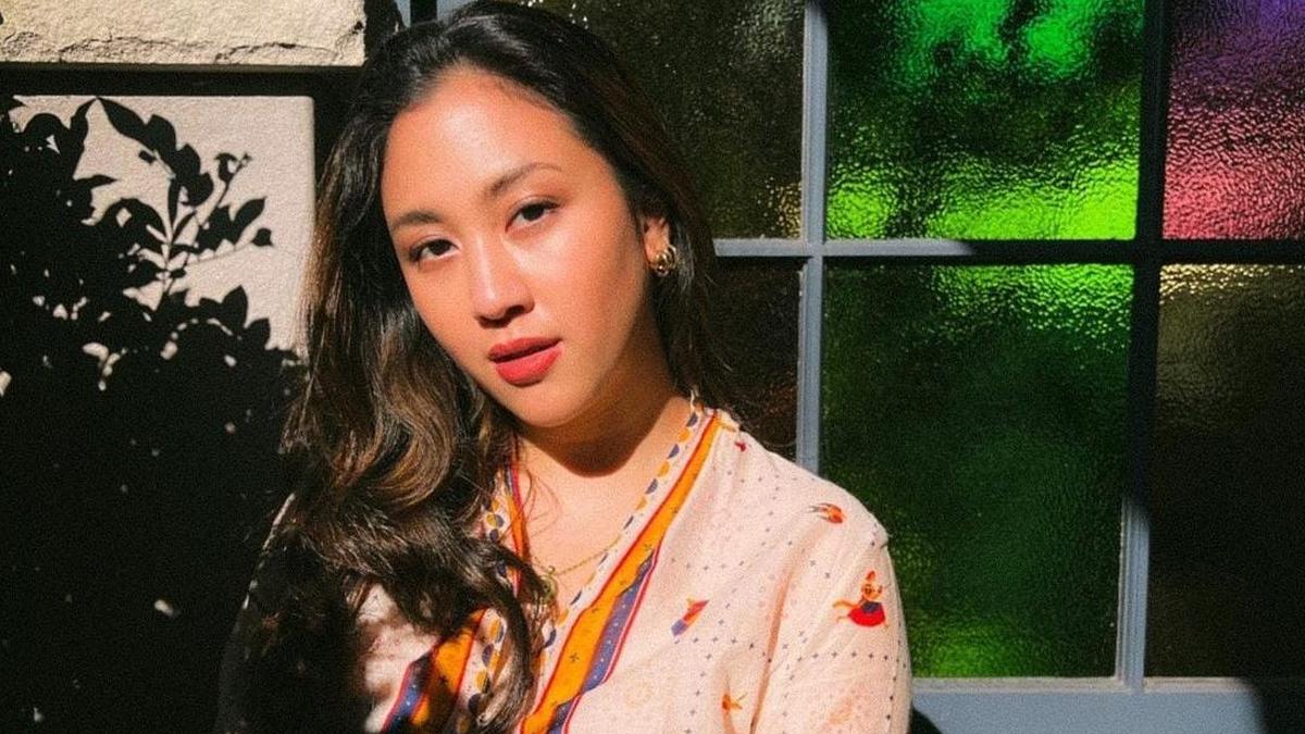 Artis Idola Masa Kecil, Inilah 6 Potret Sherina saat Dewasa yang Makin Memesona - Photo Fimela.com