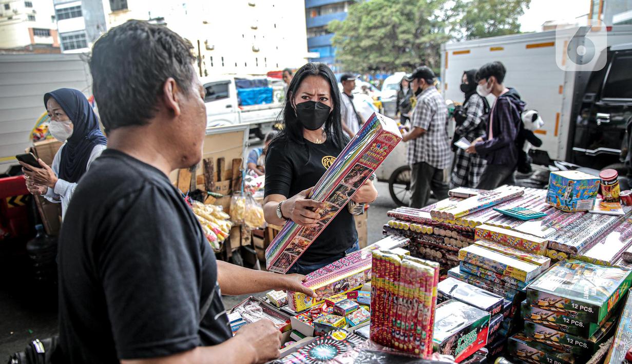 Jelang Tahun Baru, Pedagang Kembang Api Musiman Penuhi Pasar Asemka ...