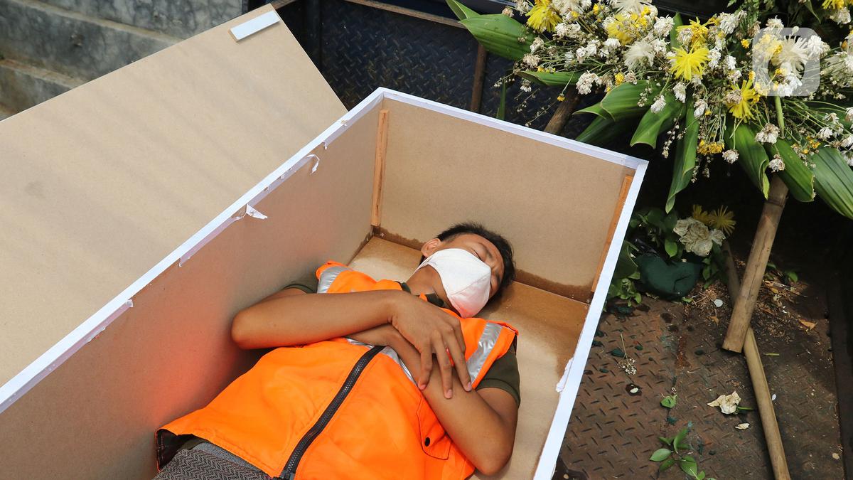 Masuk ke Peti Mati, Potret Warga Dibikin Kapok Akibat Tak Pakai Masker - News Liputan6.com
