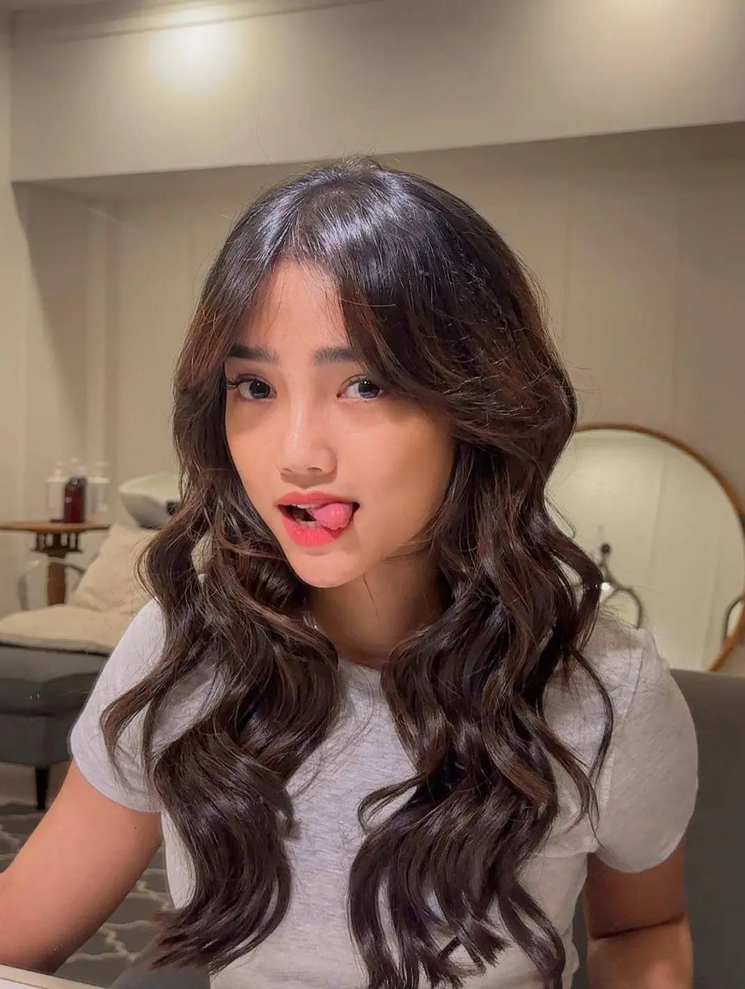 6 Gaya Fuji Mirror Selfie dengan Wavy Hair, Netizen: Enggak Capek Cakep ...