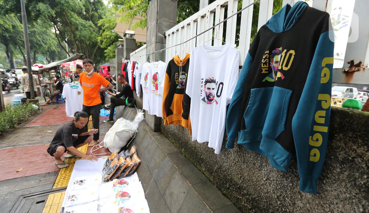 Berburu Merchandise Timnas Indonesia dan Argentina di Sekitar SUGBK