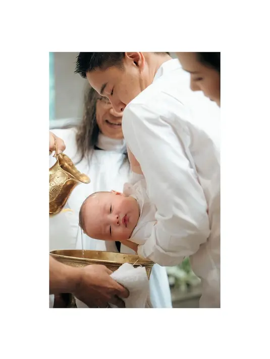 Potret Pembaptisan Anak Pamela Bowie, Berlangsung Khidmat dan Penuh ...