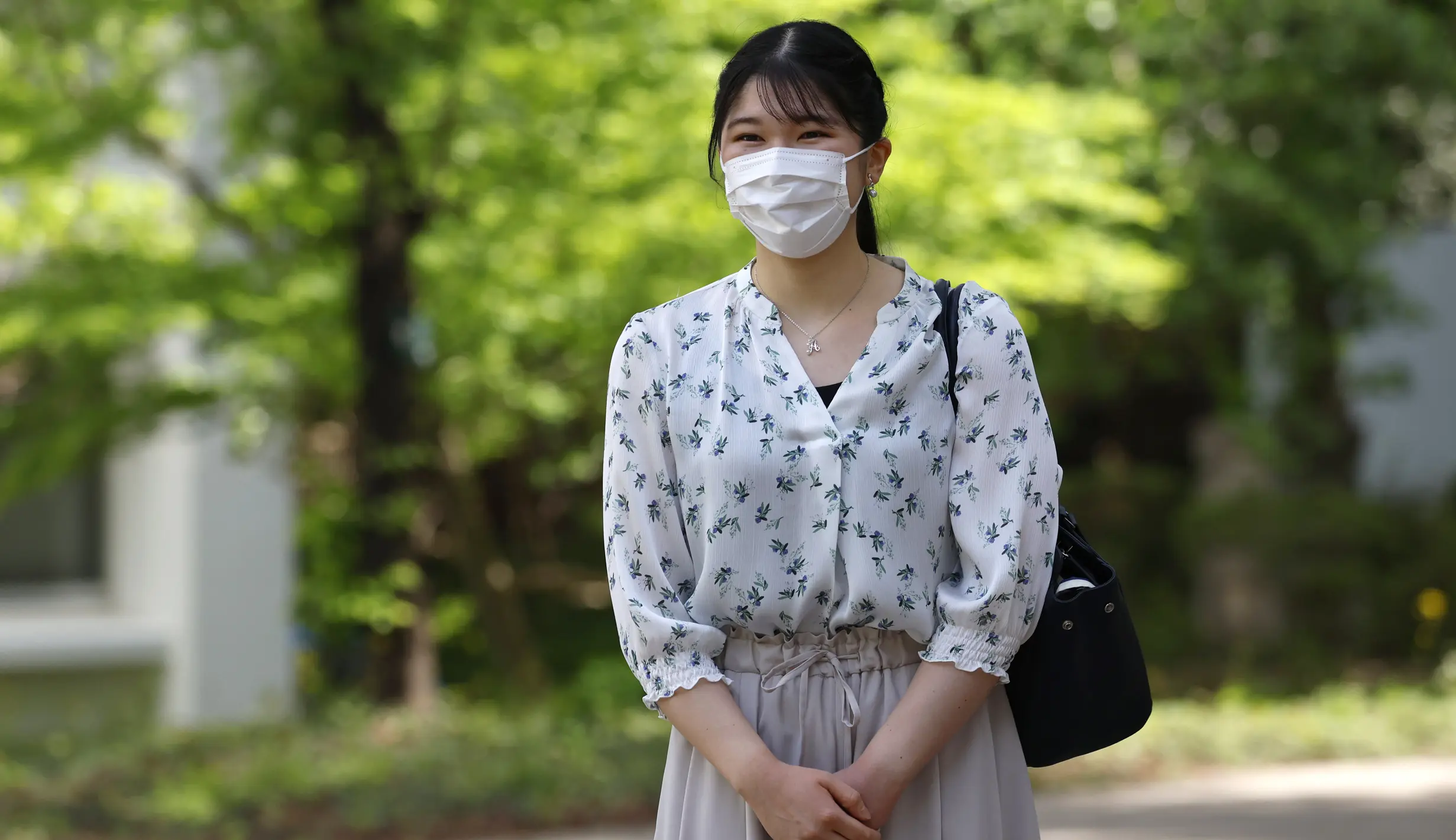 Gaya Putri Aiko dari Jepang saat Kembali ke Kampus, Tampil Kenakan ...
