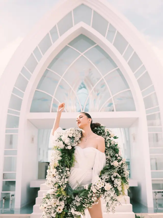 7 Pemotretan Celia Thomas dengan Dress Bernuansa Putih Ini Tampil ...