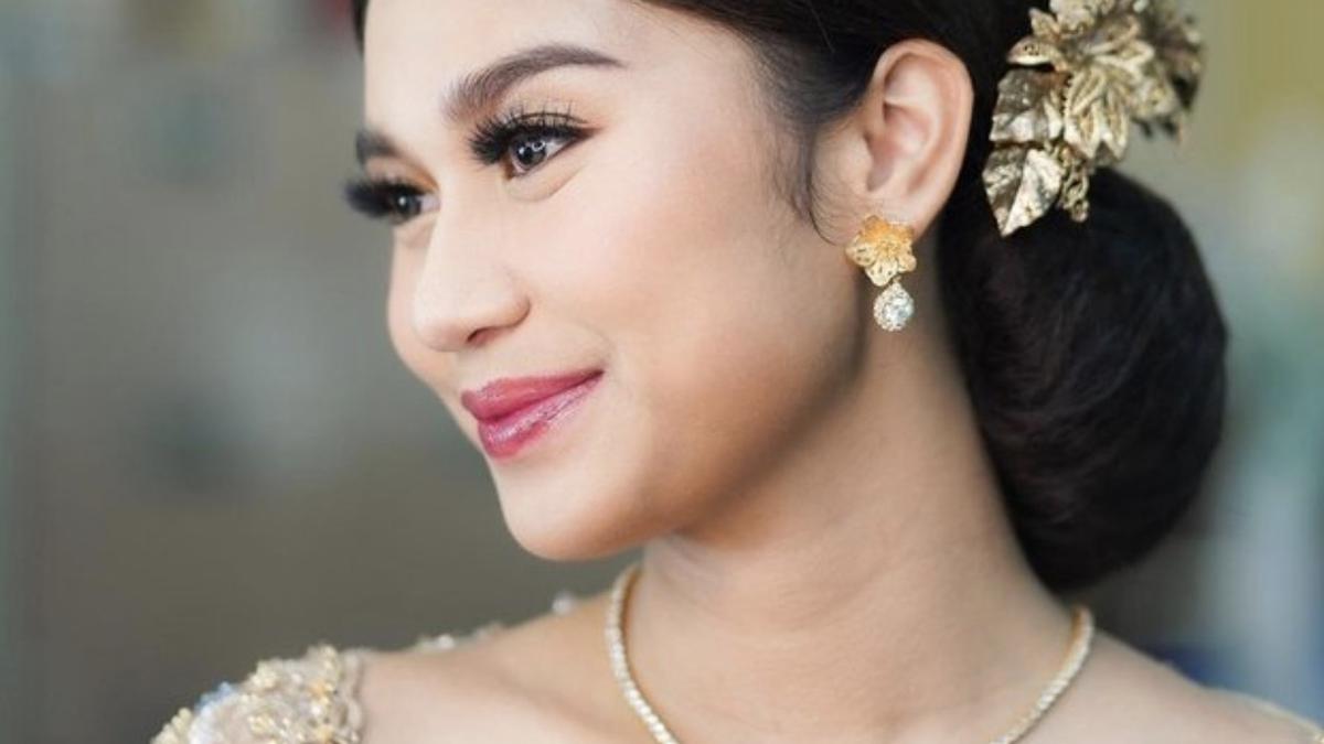 6 Potret Detail Penampilan Kebaya Akad Azizah Salsha dan Pratama Arhan ...