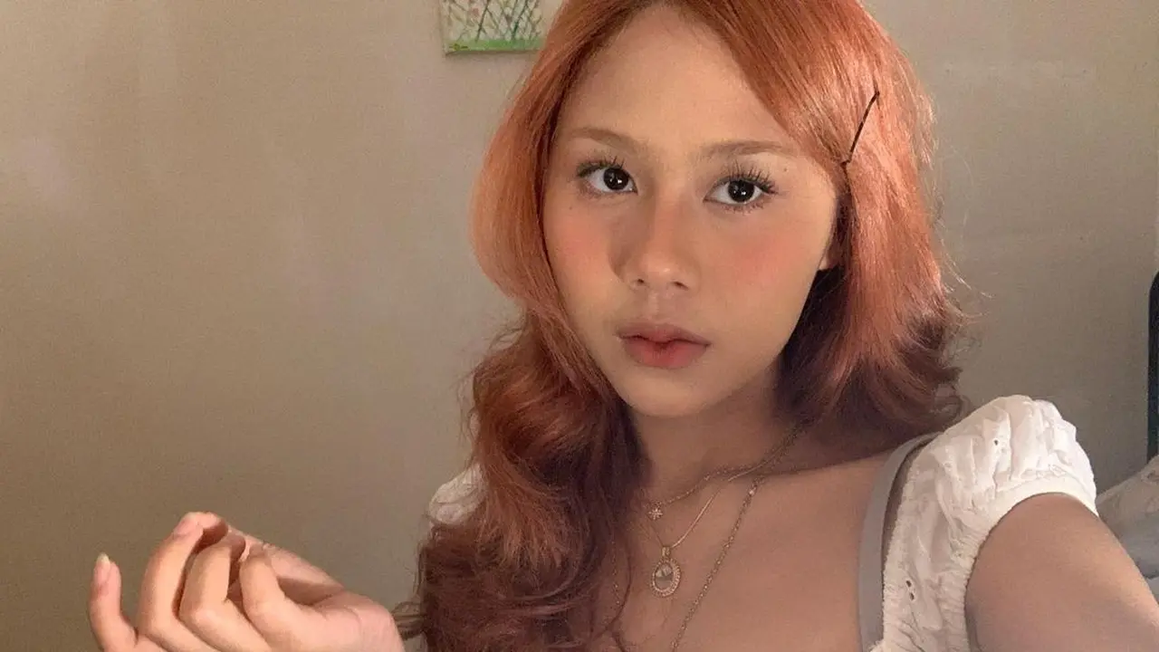 6 Gaya Nadin Amizah dengan Dress Putihnya, dari Penampilan Panggung ...