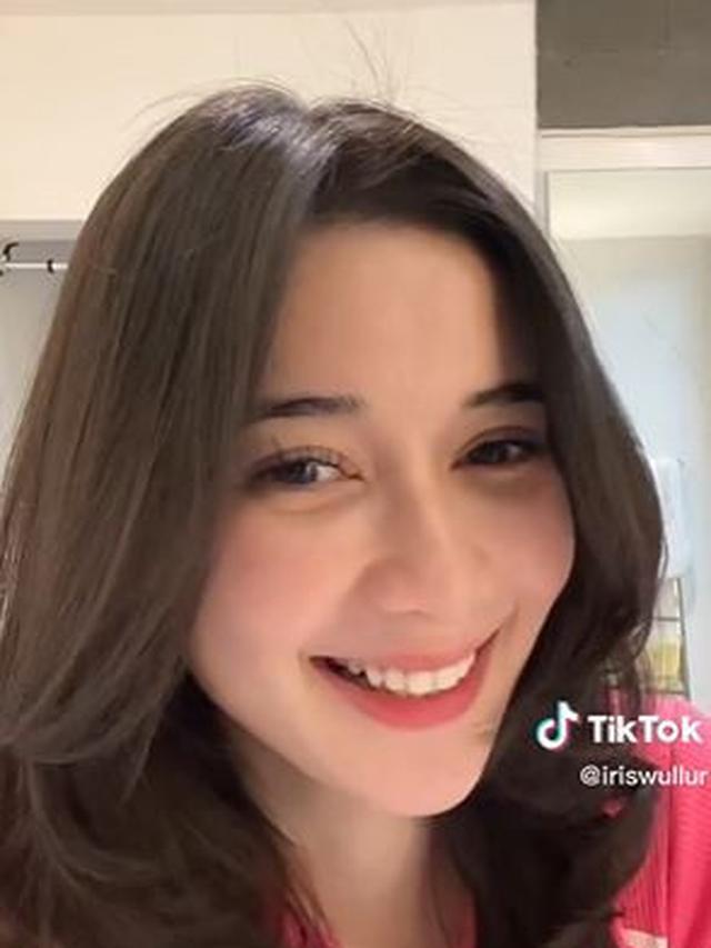 6 Potret Terbaru Iris Wullur Mantan Artis yang Disebut 'Ibu-Ibu Cantik' di TikTok - Hot Liputan6.com