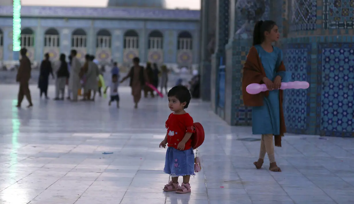 FOTO: Mengunjungi Masjid Biru, Ikon Bangunan Megah di Afghanistan ...