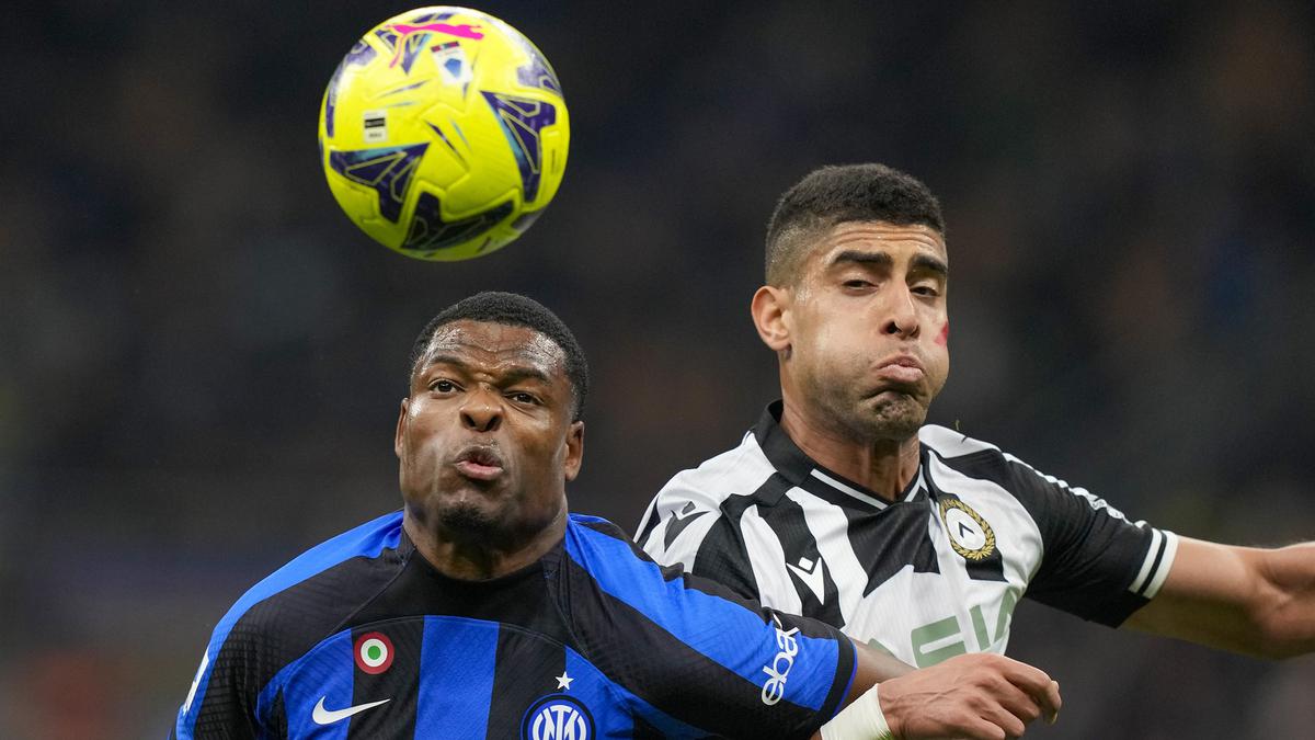 Bangun Modal untuk Bangkit Musim Depan, MU Terdepan Renggut Bek Inter Milan