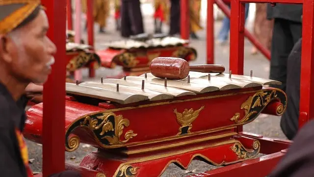 Mengenal Gamelan, Sejarah, Fungsi, Jenis-Jenis, dan Cara Memainkannya ...