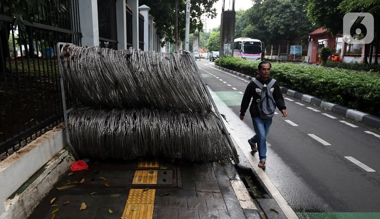 FOTO: Kawat Berduri di Trotoar Ganggu Kenyamanan Pejalan Kaki - Foto ...