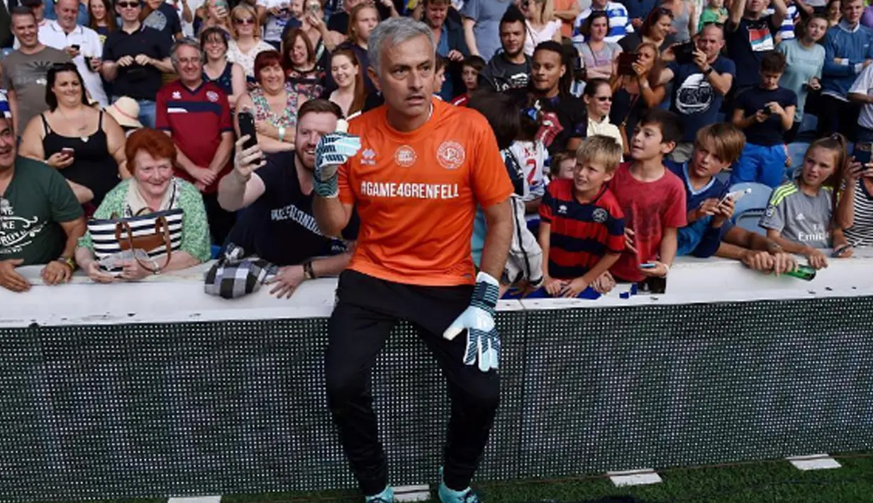 PHOTO: Jadi Kiper, Jose Mourinho Unjuk Kebolehan di Laga Amal - Foto ...
