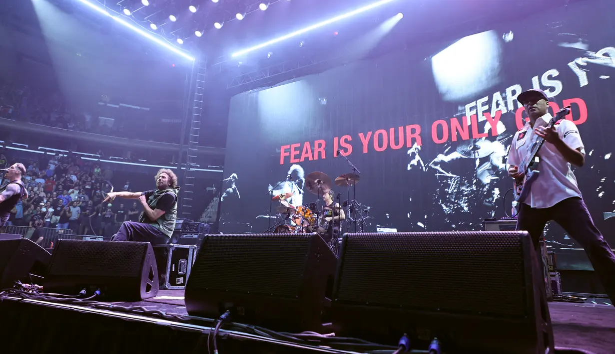 Aksi Panggung Rage Against the Machine di Madison Square Garden - Foto ...