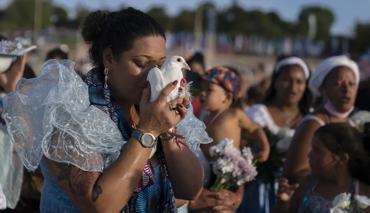 FOTO: Ritual untuk Dewi Laut di Uruguay - Foto Liputan6.com
