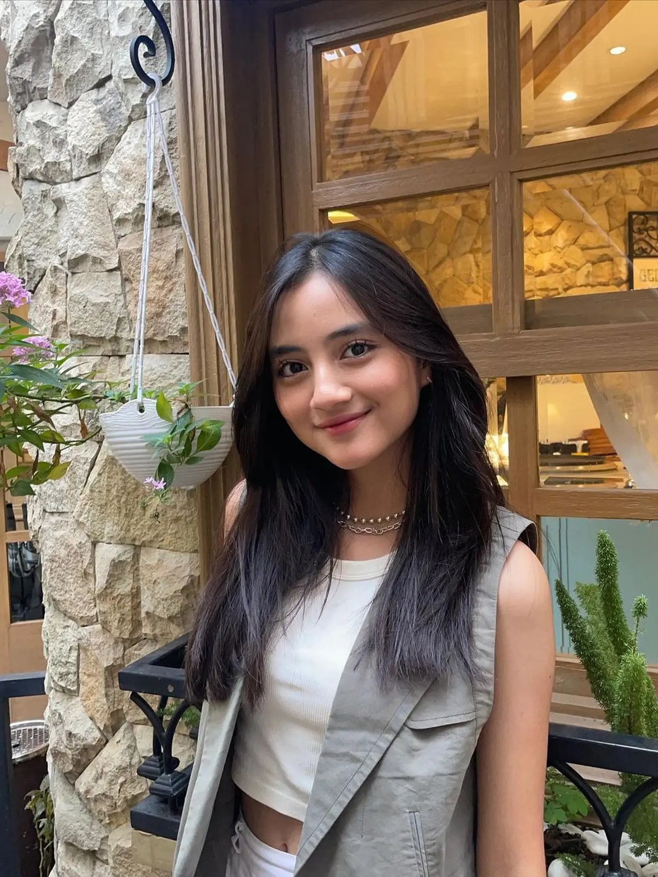 Nayla D Purnama dan Sineas Anggy Umbara Nyekar Makam Vina Cirebon, Korban Geng Motor Viral 2016 ...