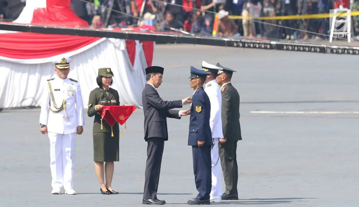 PHOTO: Jokowi Pimpin Upacara HUT ke-72 TNI - Foto Liputan6.com