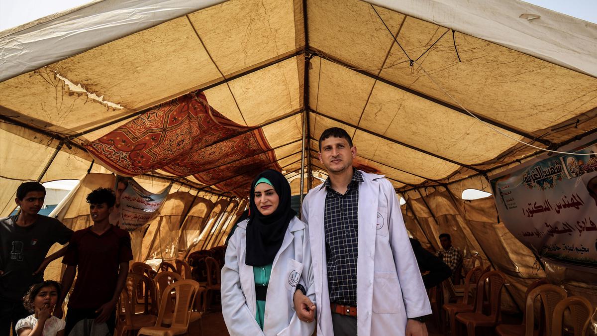 FOTO: Sederhana, Petugas Medis Palestina Gelar Pernikahan di Tenda ...