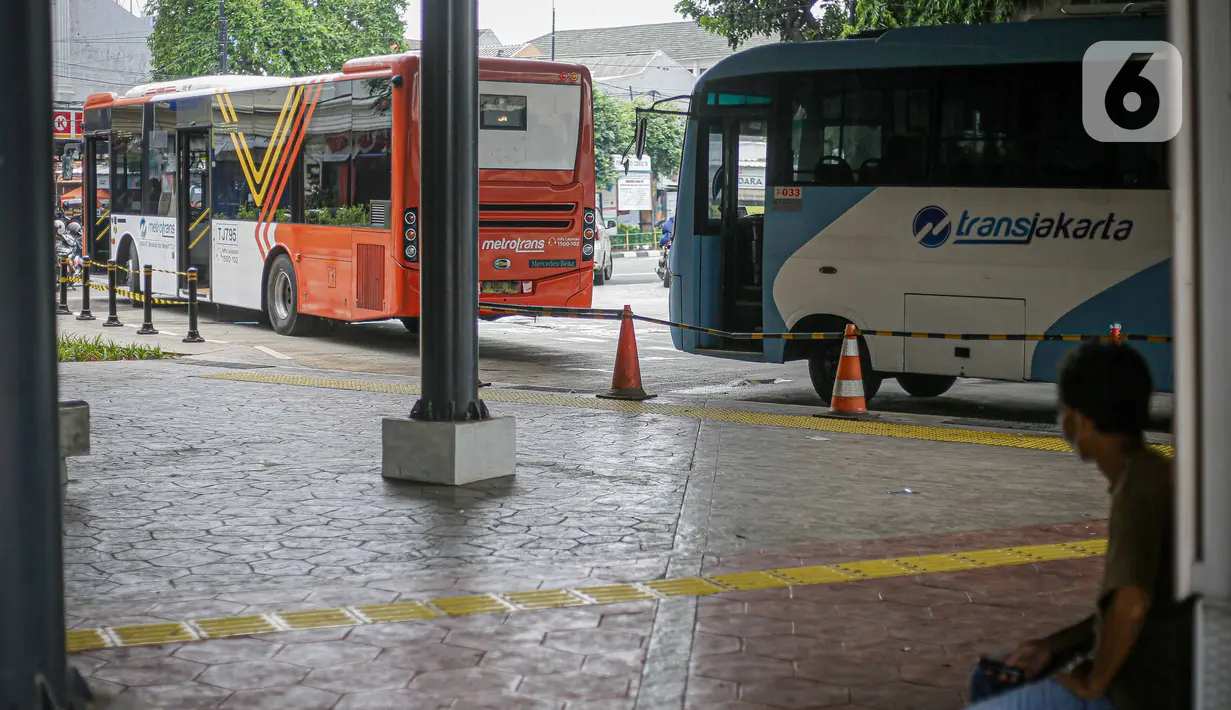 FOTO: Wajah Baru Halte Integrasi Stasiun Tebet - Page 1 - Foto Liputan6.com