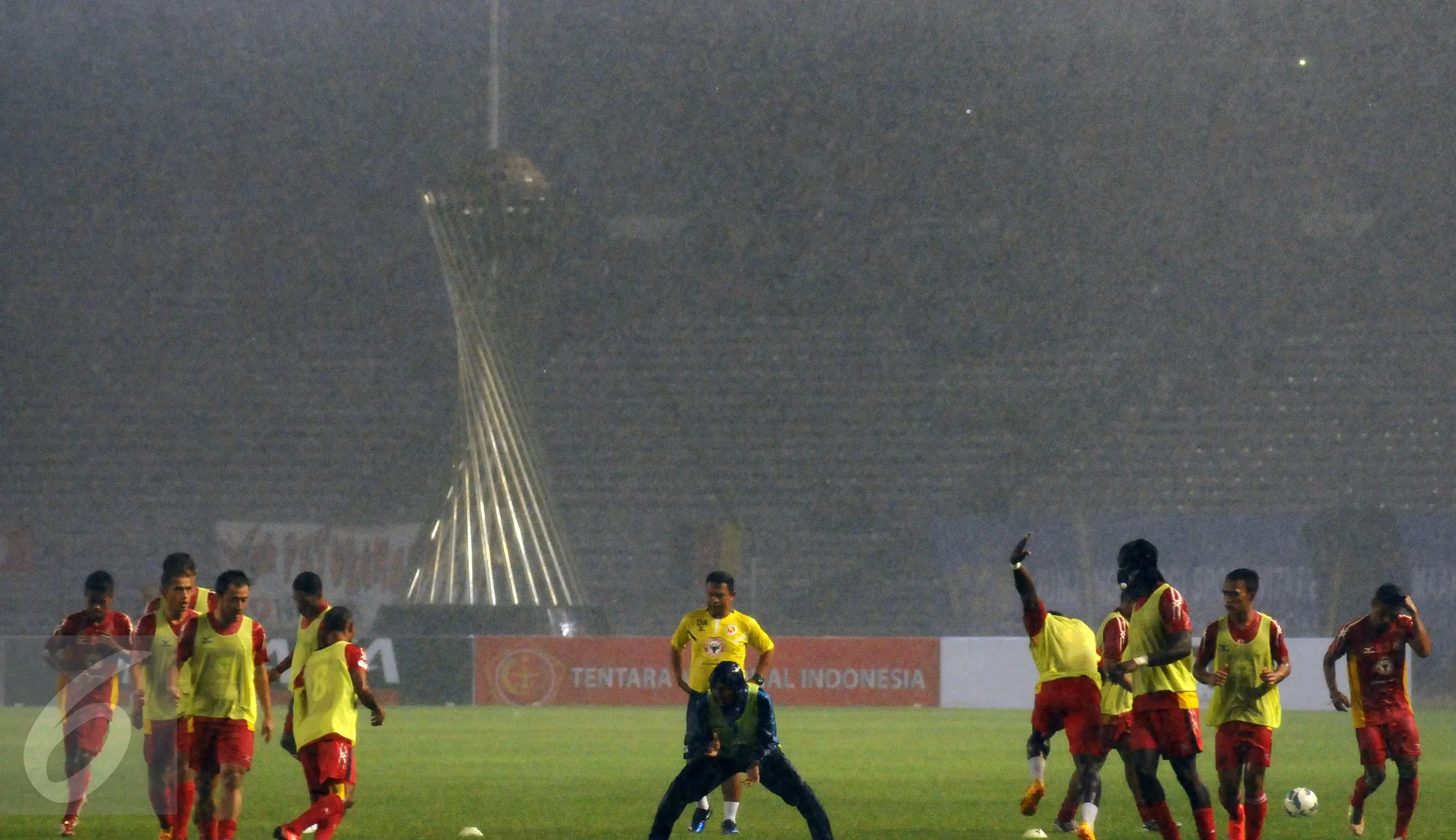 Lapangan Becek dan Licin Warnai Laga Semen Padang vs Mitra Kukar - Foto ...