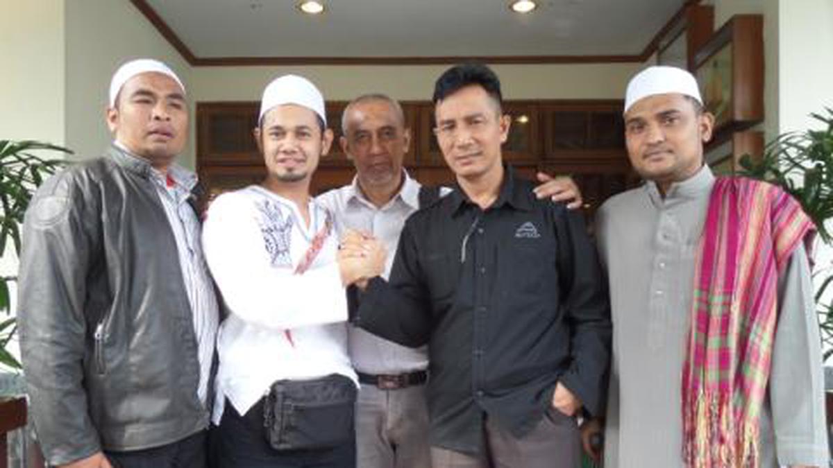 Ustad Guntur Bumi dan dan Hans Suta Berdamai - ShowBiz Liputan6.com