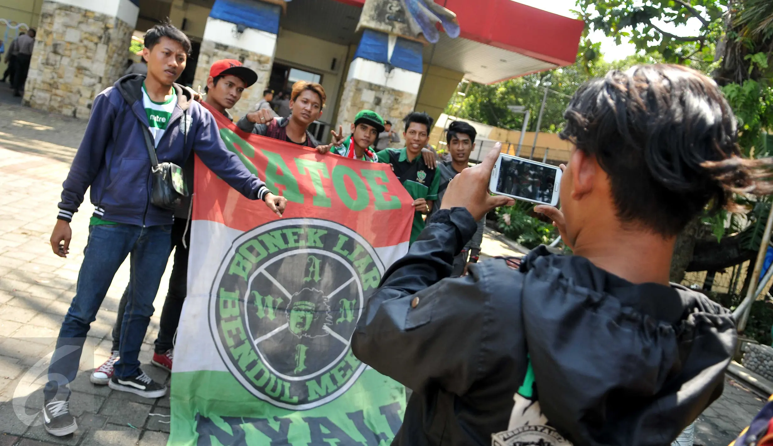 Bonek Bentangkan Spanduk di Depan Pintu Masuk KLB PSSI - Foto Liputan6.com