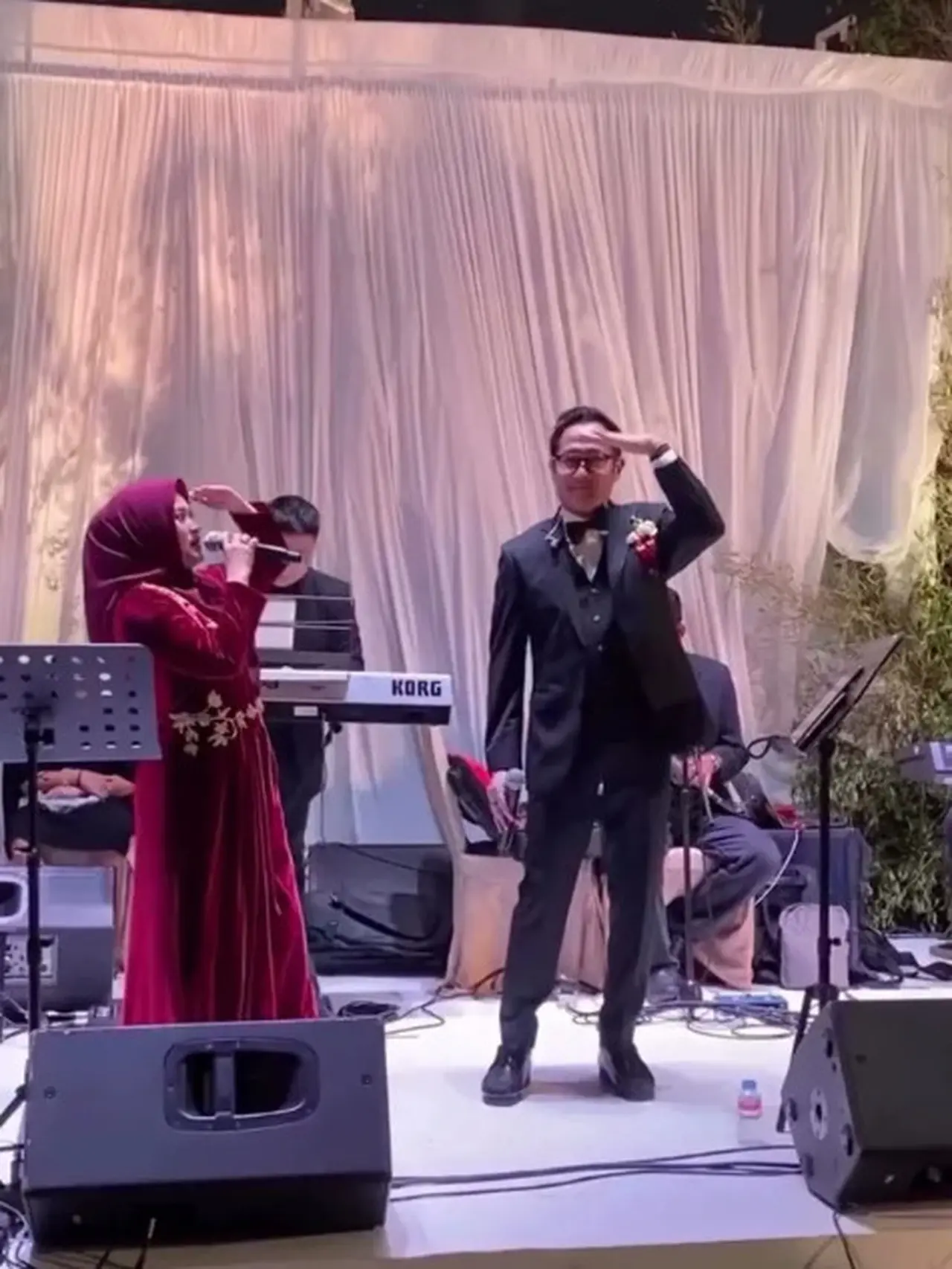 Foto-Foto Aldi Bragi Duet dengan Ikke Nurjanah, Penuh Makna dan Emosional - ShowBiz Liputan6.com