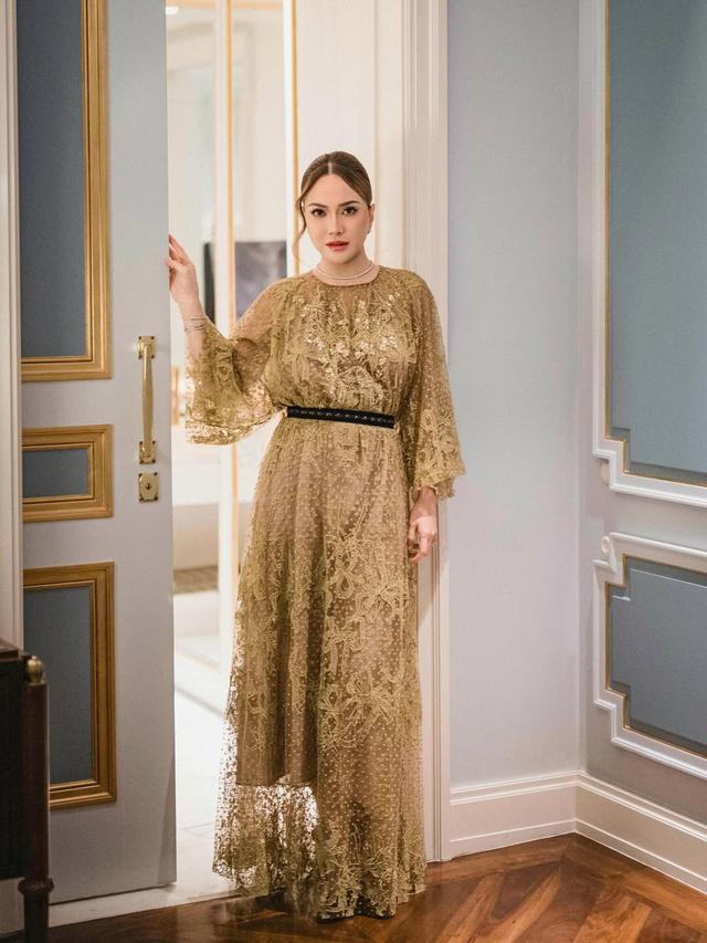 7 Gaya Shandy Aulia dan Ketiga Kakaknya Kompak dengan Gamis Gold di ...