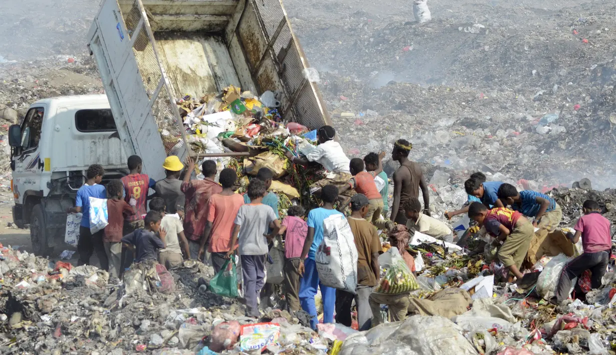Cerita Miris Anak-anak Yaman yang Hidup dari Tumpukan Sampah