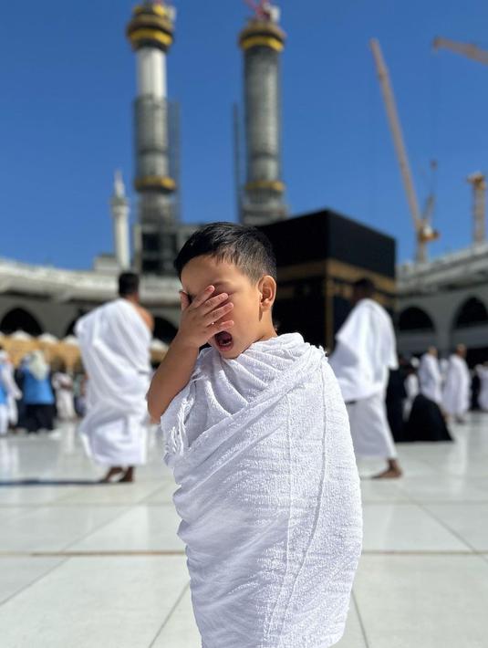 Lucu dan Menggemaskan, Potret Gala Sky Kenakan Baju Ihram dan Tawaf ...