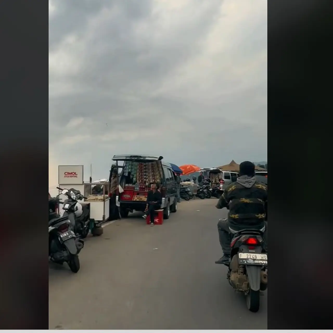 Lapak Digusur, PKL Kembali Penuhi Jalur Puncak Bogor dengan Berjualan di Mobil dan Motor ...