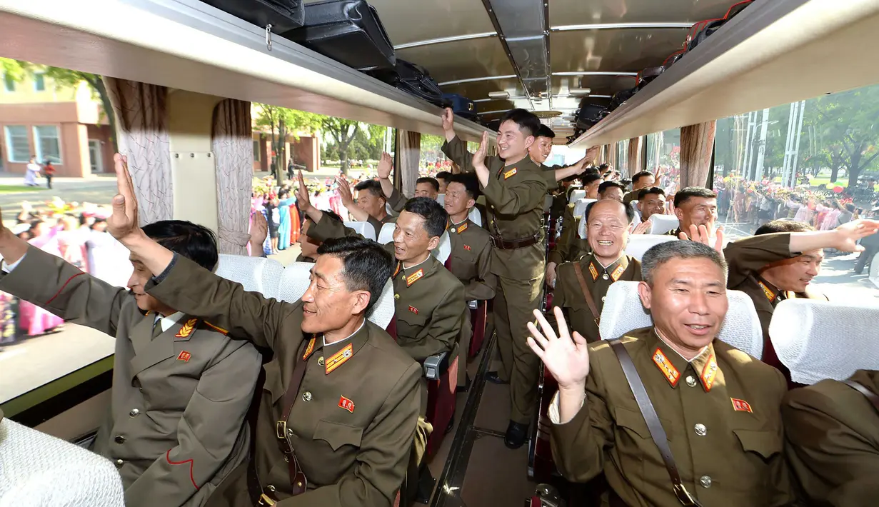 Warga Korea Utara Sambut Para Teknisi Rudal Balistik - Foto Liputan6.com
