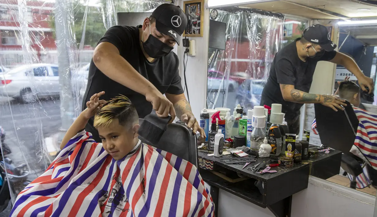 FOTO: Salon Rambut Keliling di Tengah Pandemi COVID-19 - Foto Liputan6.com