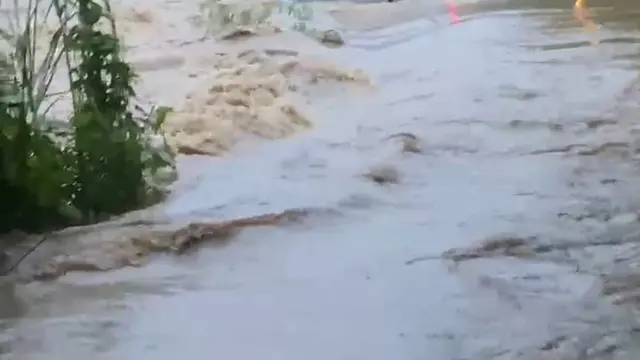 Nekat Terobos Banjir, Mobil Terseret Arus hingga Tenggelam di Situ Kampung Nawit Bekasi - News ...