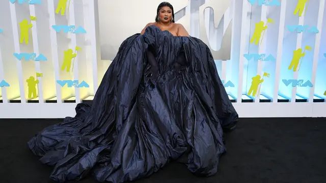 6 Penampilan Paling Nyeleneh di Karpet Merah MTV VMA 2022 - Lifestyle ...