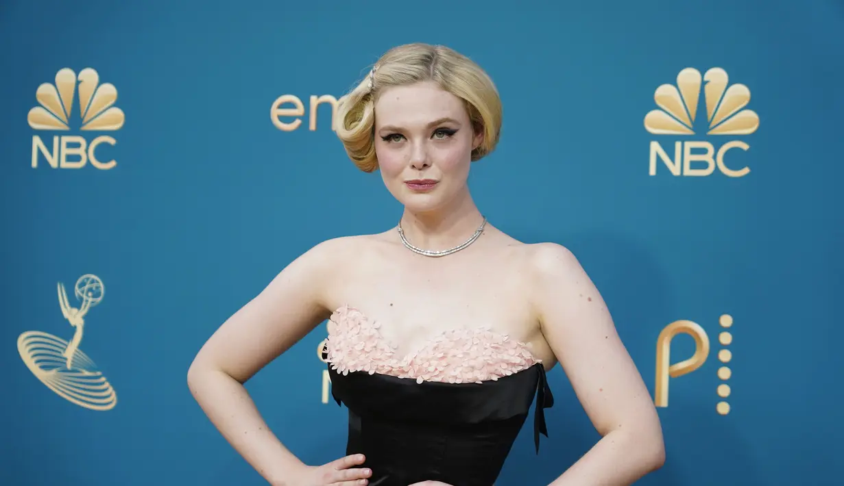 Pesona Elle Fanning di Emmy Awards 2022, Tampil Anggun dan Menawan ...