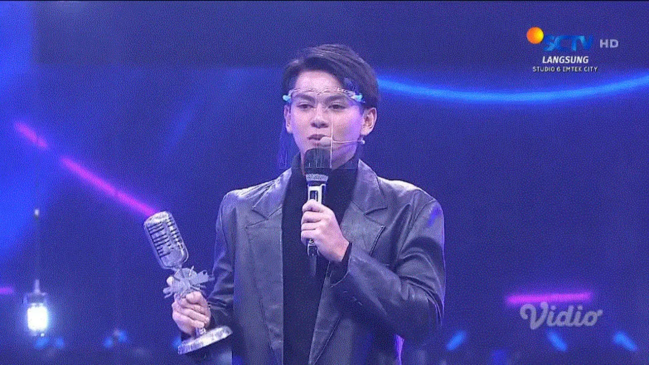Rey Bong Raih Penghargaan Penyanyi Pendatang Baru Paling Ngetop SCTV ...