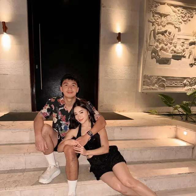 6 Potret Penampilan Artis saat Malam Tahun Baru di Bali, Pakaian Fuji ...