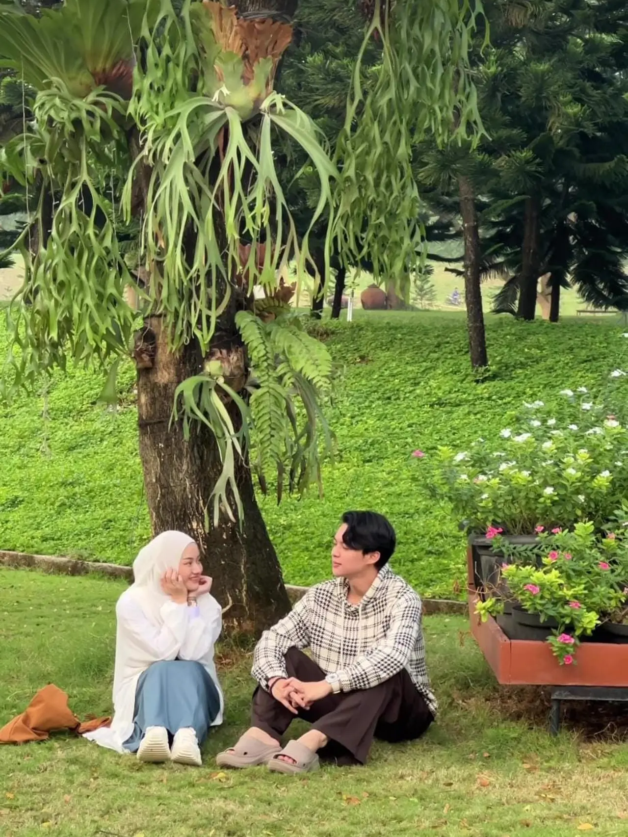 12 Inspirasi Foto Mesra Tanpa Bersentuhan Ala Dinda Hauw dan Rey Bayang ...