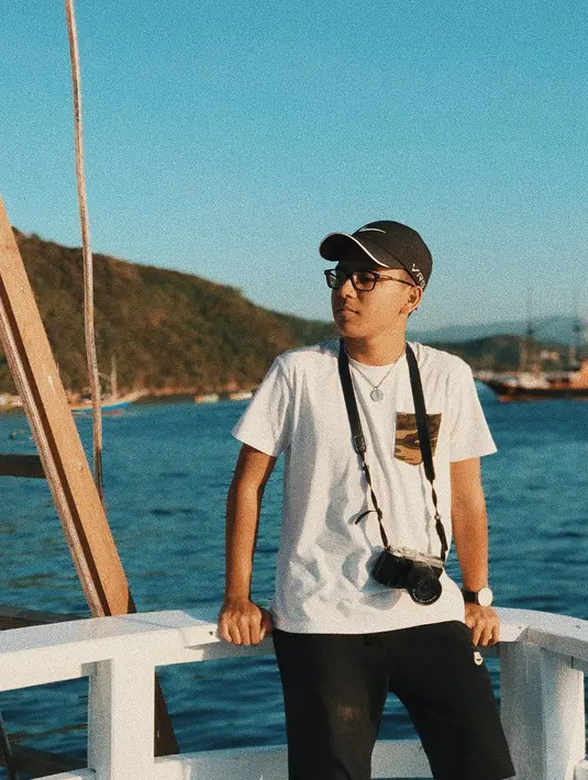 FOTO: Gaya Brandon De Angelo Pakai Kaus Putih, Tampil Keren - Foto ...