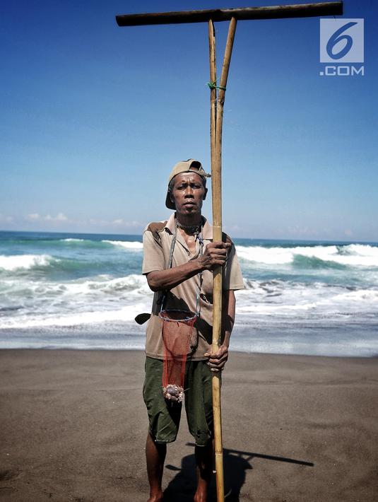 FOTO: Marsiono, Si Pemburu Undur-Undur di Bibir Pantai Bocor - Foto ...