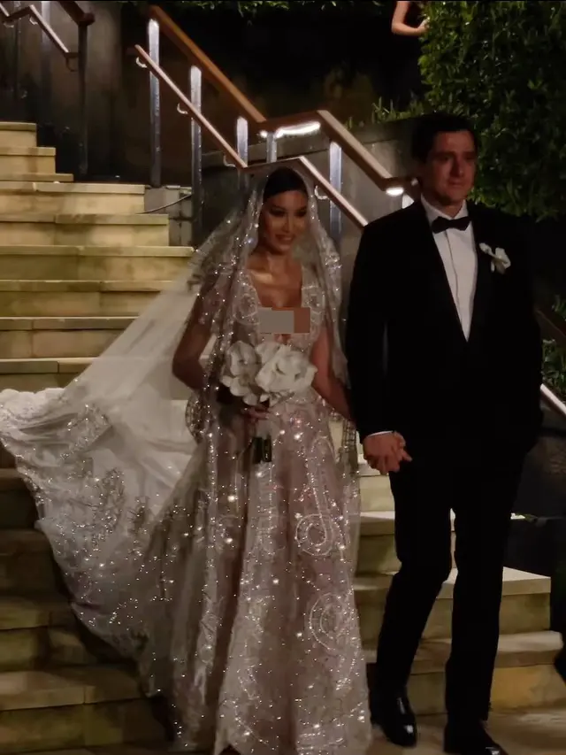 Gaun Resepsi Pernikahan Patricia Gouw Bertabur Ribuan Swarovski Seberat ...