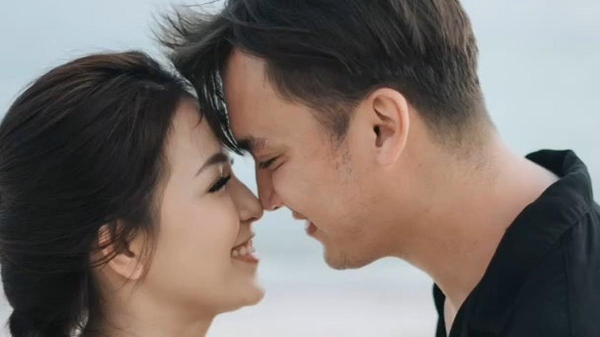 Pertama Kali Liburan Pasca Diterpa Prahara, 6 Pose Romantis Lady Nayoan - Rendy Kjaernett Bak ...