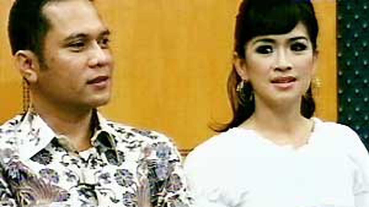 Perceraian Yulia-Luvie Bukan Lantaran Pihak Ketiga - ShowBiz Liputan6.com