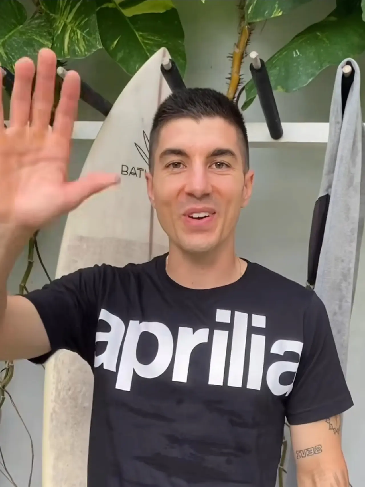 6 Potret Kocak Maverick Vinales dengan Warga Mandalika, Kena Demam ...