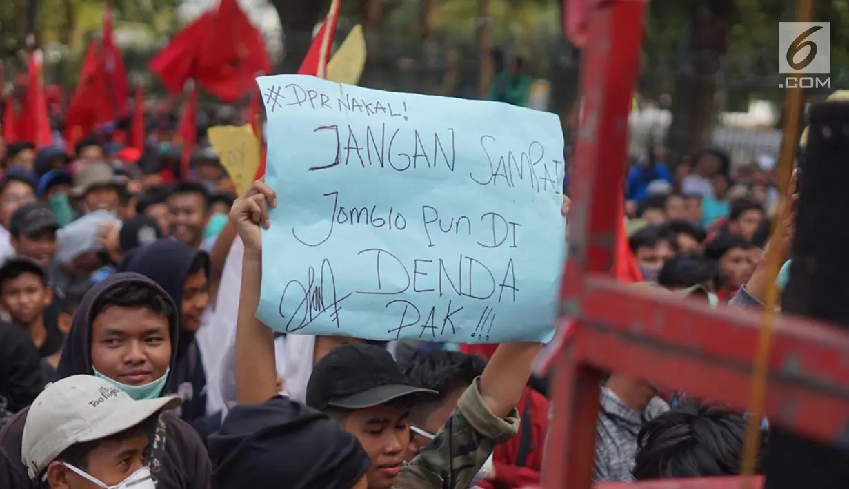 FOTO: Massa Demonstrasi Mulai Berdatangan di Depan DPR - Foto Liputan6.com
